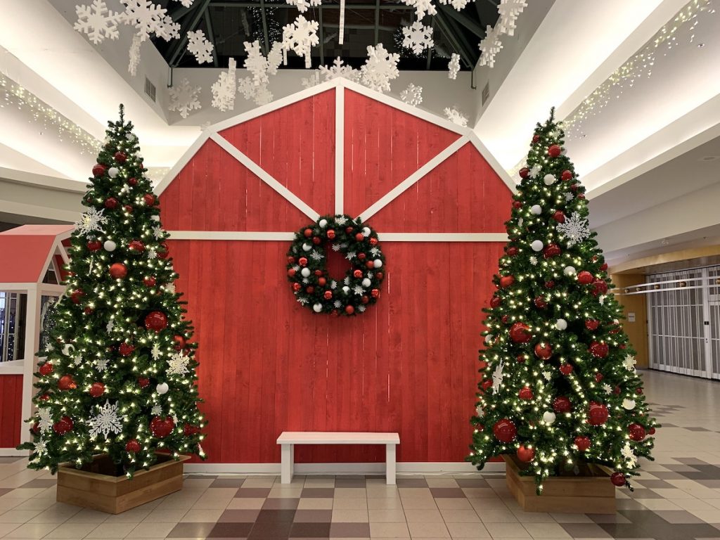 Red Barn Photo Op - Greenscape Design & Decor